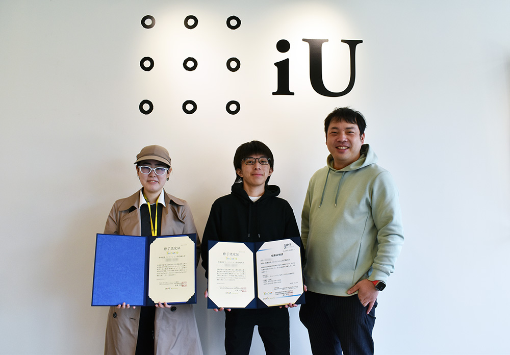 iU生3名が実践的人材育成コースenPiT-Security(BasicSecCap)の修了認定を受けました！ 本日登校した学生2名にはiU専任教員の山内先生から修了認定証の授与され、記念撮影 ...