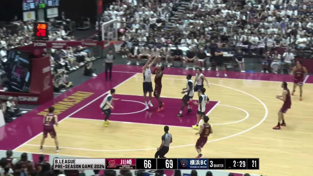 #アリゼ・ジョンソン がリバウンドを獲ると、コーストトゥコーストでそのまま持ち込みシュート。 #バスケットLIVE でライブ配信中 https ...