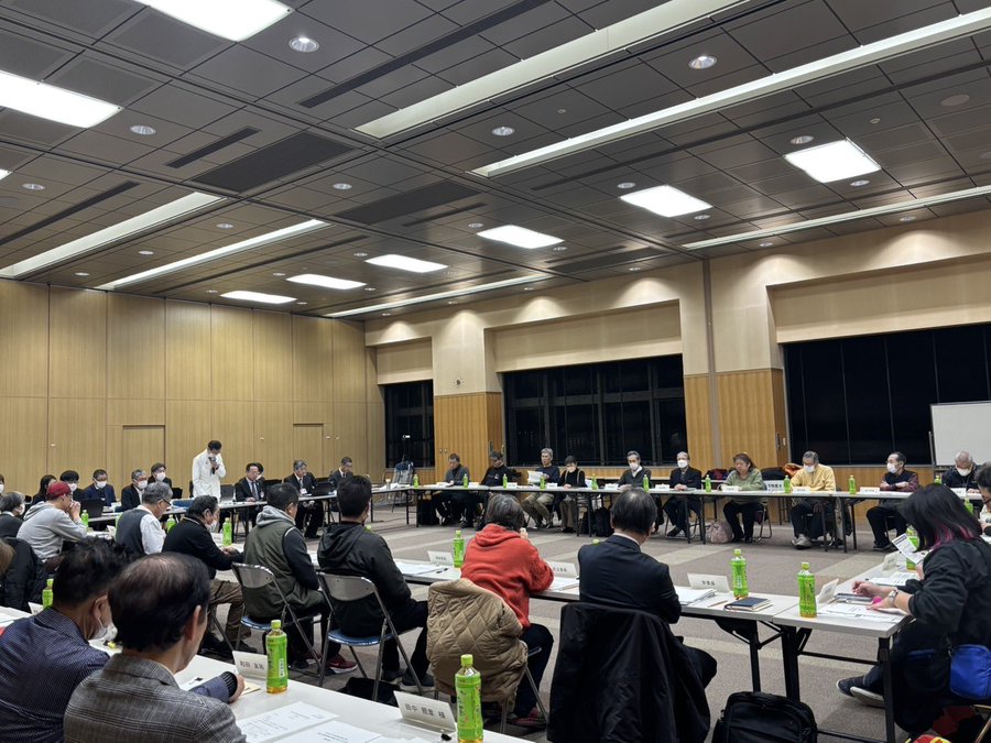 本日は生野区役所で「令和6年度第2回生野区区政会議」の全体会が始まりました。 生野区長の挨拶の後、委員の皆さまから3つの部会の報告が行われます ...